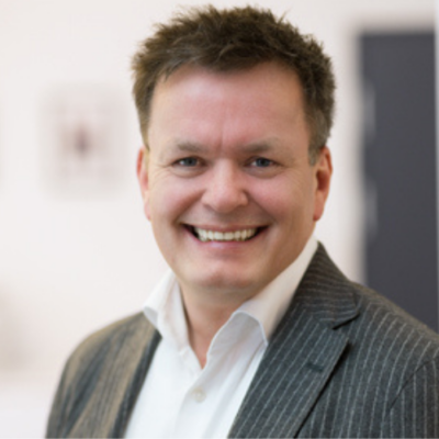 Lars Hofer ist Director Financial Public Relations bei Red Robin ...