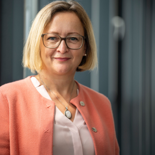 Anne Schneider kommuniziert für die Elbe Flugzeugwerke | KOM - Magazin ...
